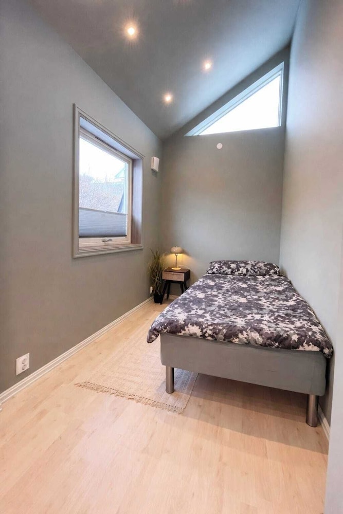 Scandinavian modern, cosy apartment. Strategic location for travelers ...