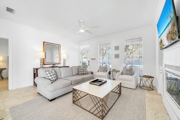 Coastal Calm, Private Deeded Beach Access, 4 Seater Golf Cart, Bikes ...