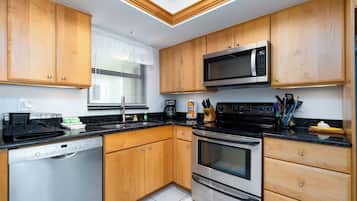 Apartamento Deluxe em Condomínio Fechado, vista para a praia, em frente à praia | Cozinha privada