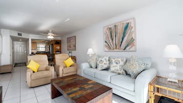 Apartamento Deluxe em Condomínio Fechado, vista para a praia, em frente à praia | Sala de estar