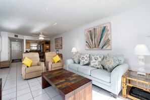 Apartamento Deluxe em Condomínio Fechado, vista para a praia, em frente à praia | Sala de estar