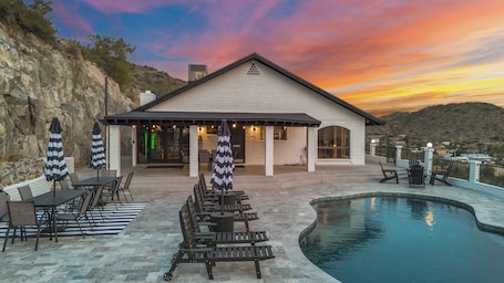 Piscina externa. Built Into A Mtn - Heated Pool & Lounge