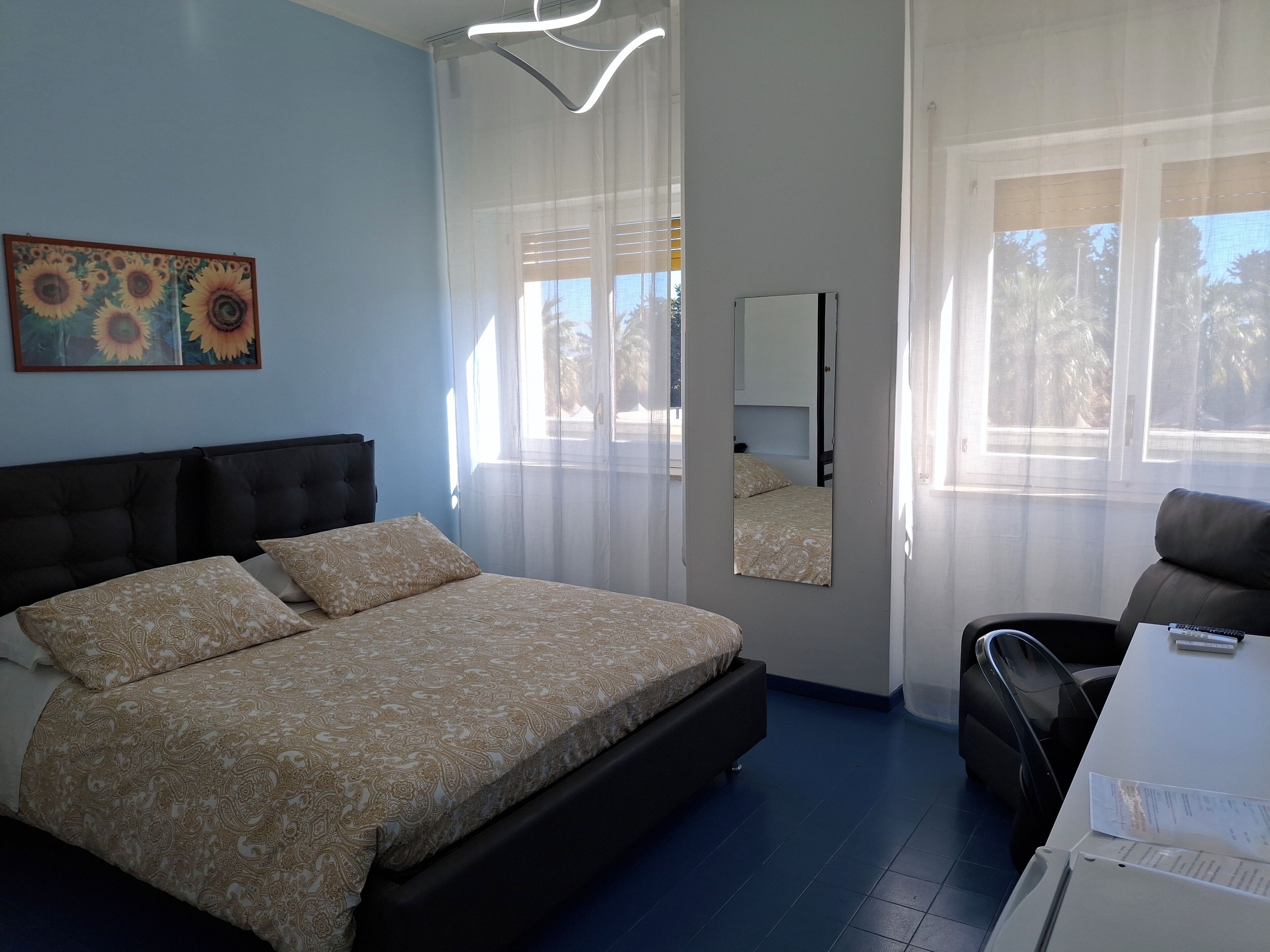 Quarto Duplo Empresarial | Secretária, Wi-fi grátis 