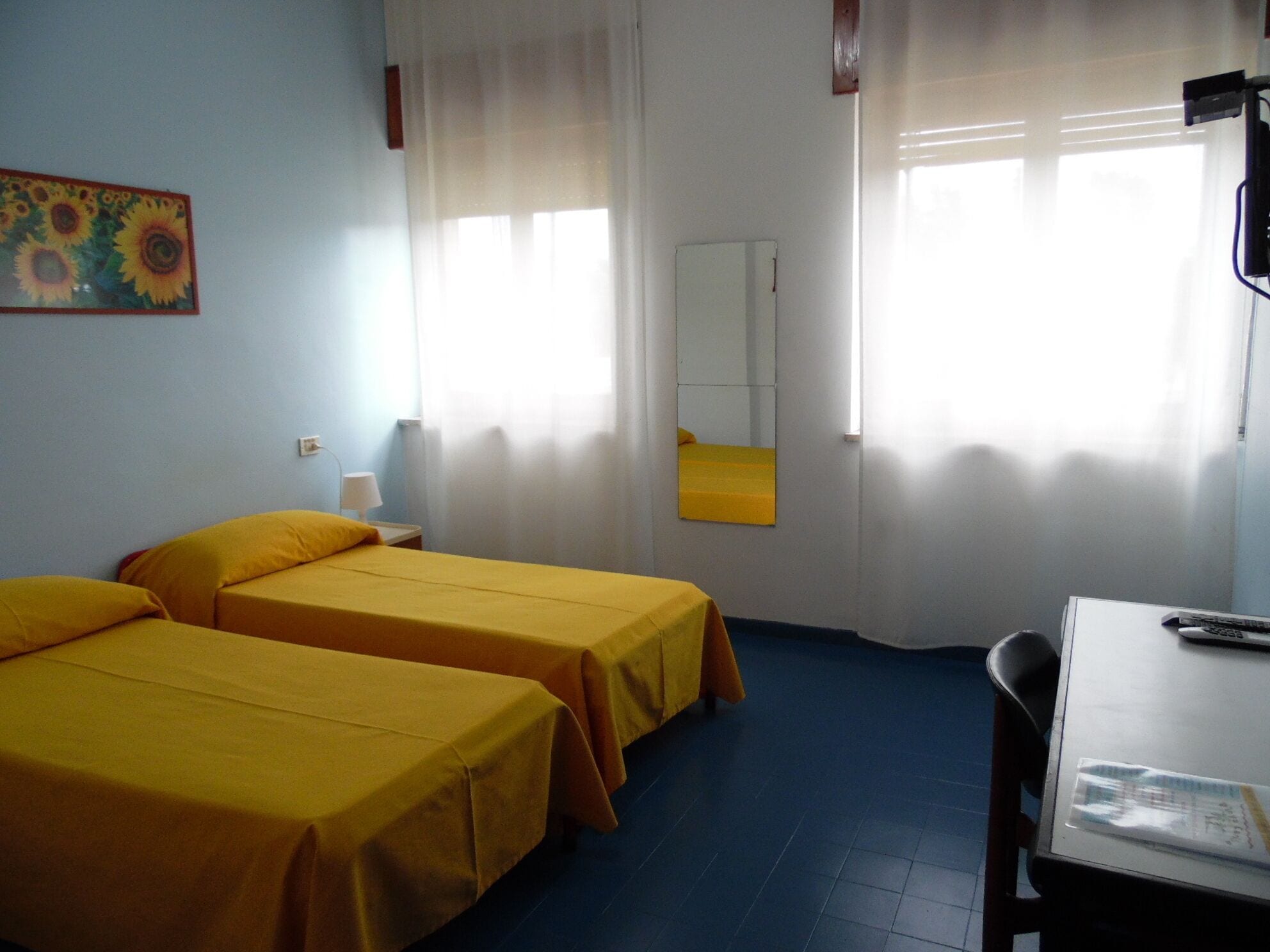 Quarto Twin Básico | Minibar, secretária, Wi-fi grátis, roupa de cama fornecida 