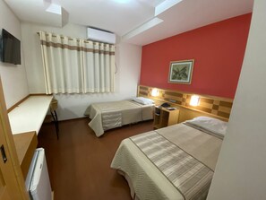 Quarto duplo luxo | Ferros/tábuas de passar roupa, Wi-Fi de cortesia