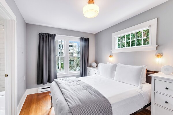 Montlake Hideaway In Spite House - Kirkland, WA