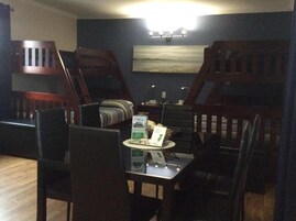 Quarto Familiar, varanda, vista para o pátio | Interior