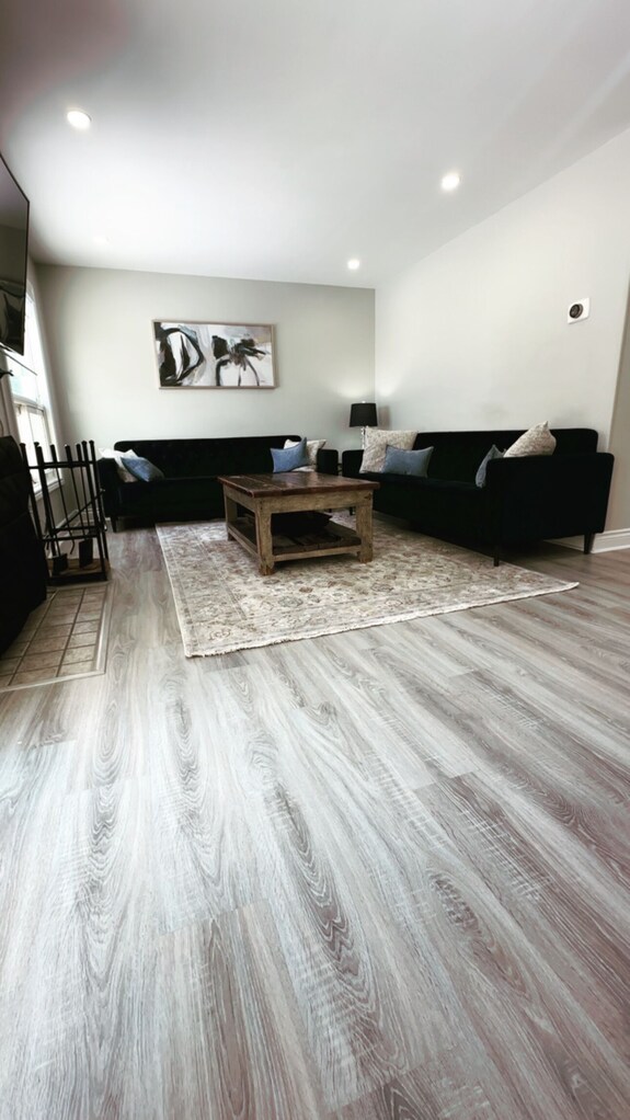 Modern 4bdrm 3 Bath Family Home In Quiet Area In Meadowvale With Kids Play Room - Mississauga