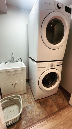 Modern 4Bdrm 3 Bath Family Home in quiet area in Meadowvale with kids ...