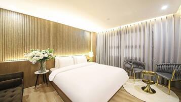 Quarto casal standard | Individualmente decorados, individualmente mobiliados, escrivaninha