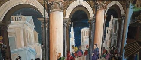 Um mural detalhado com arcos arquitetônicos e figuras.