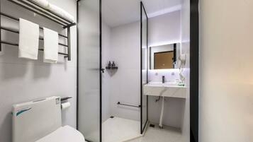 Quarto casal superior, vista para a cidade | Banheiro | Chuveiro, produtos de toalete grátis, secador de cabelo, chinelos