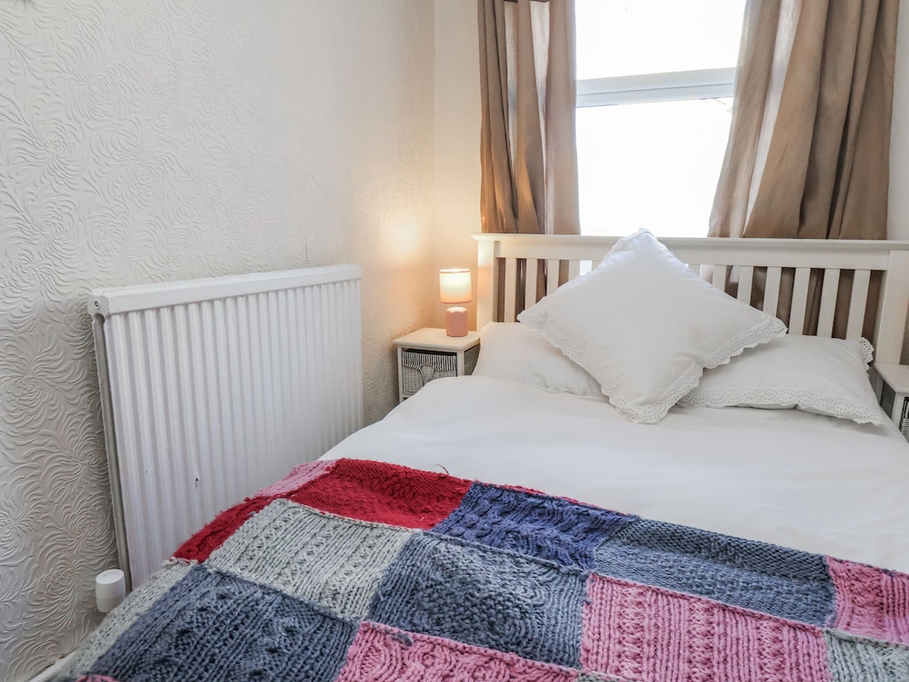HORNBLOWER LODGE, pet friendly, character holiday cottage in Whitby ...