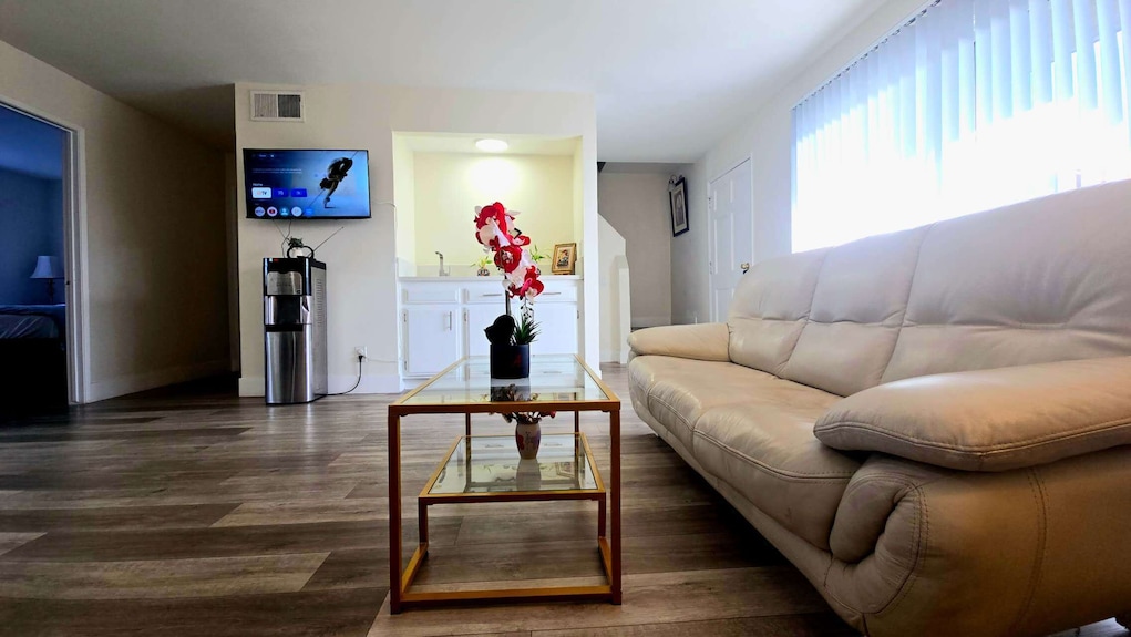 Wonderful 4-bedroom Apartment With Ac In Monterey Park Near Freeway - 알람브라