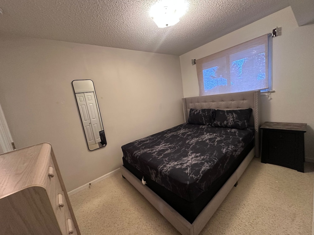 Cozy West Edmonton Home Near Jasper park & Shops - Edmonton | Stayz