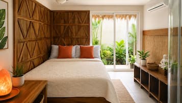 Quarto Duplo Deluxe, 1 cama queen-size, vista para o jardim | Roupa de alta qualidade, camas de colchão pillowtop, cofre no quarto