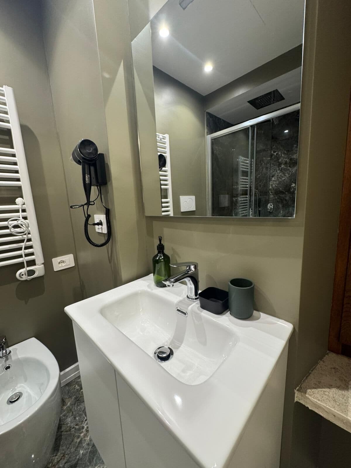 Quarto Duplo Comfort, 1 cama queen-size | Casa de banho | Artigos de higiene pessoal grátis, um secador de cabelo 