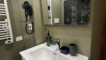 Quarto Duplo Comfort, 1 cama queen-size | Casa de banho | Artigos de higiene pessoal grátis, um secador de cabelo