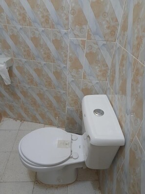 Quarto solteiro luxo | Banheiro | Chuveiro, chinelos, toalhas de banho, sabonete