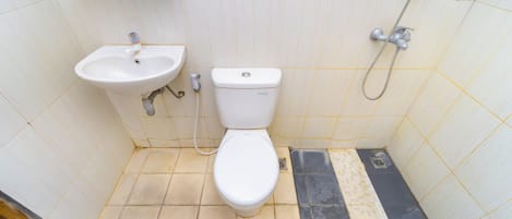 Quarto casal standard | Banheiro | Chuveiro, toalhas de banho