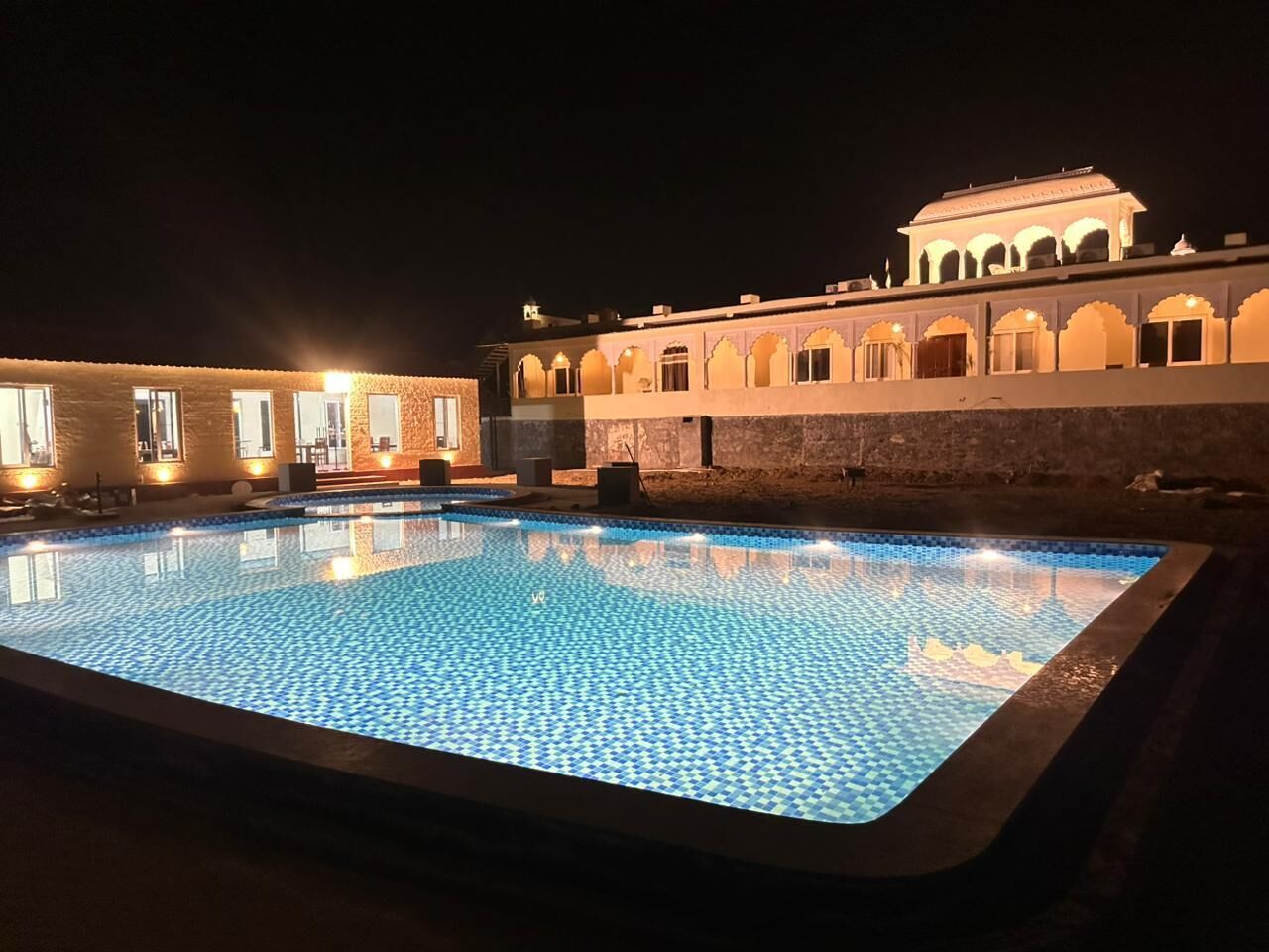 Piscina externa, guarda-sóis, espreguiçadeiras