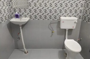 Quarto luxo | Banheiro | Chuveiro, chuveiro com efeito de chuva, produtos de toalete grátis