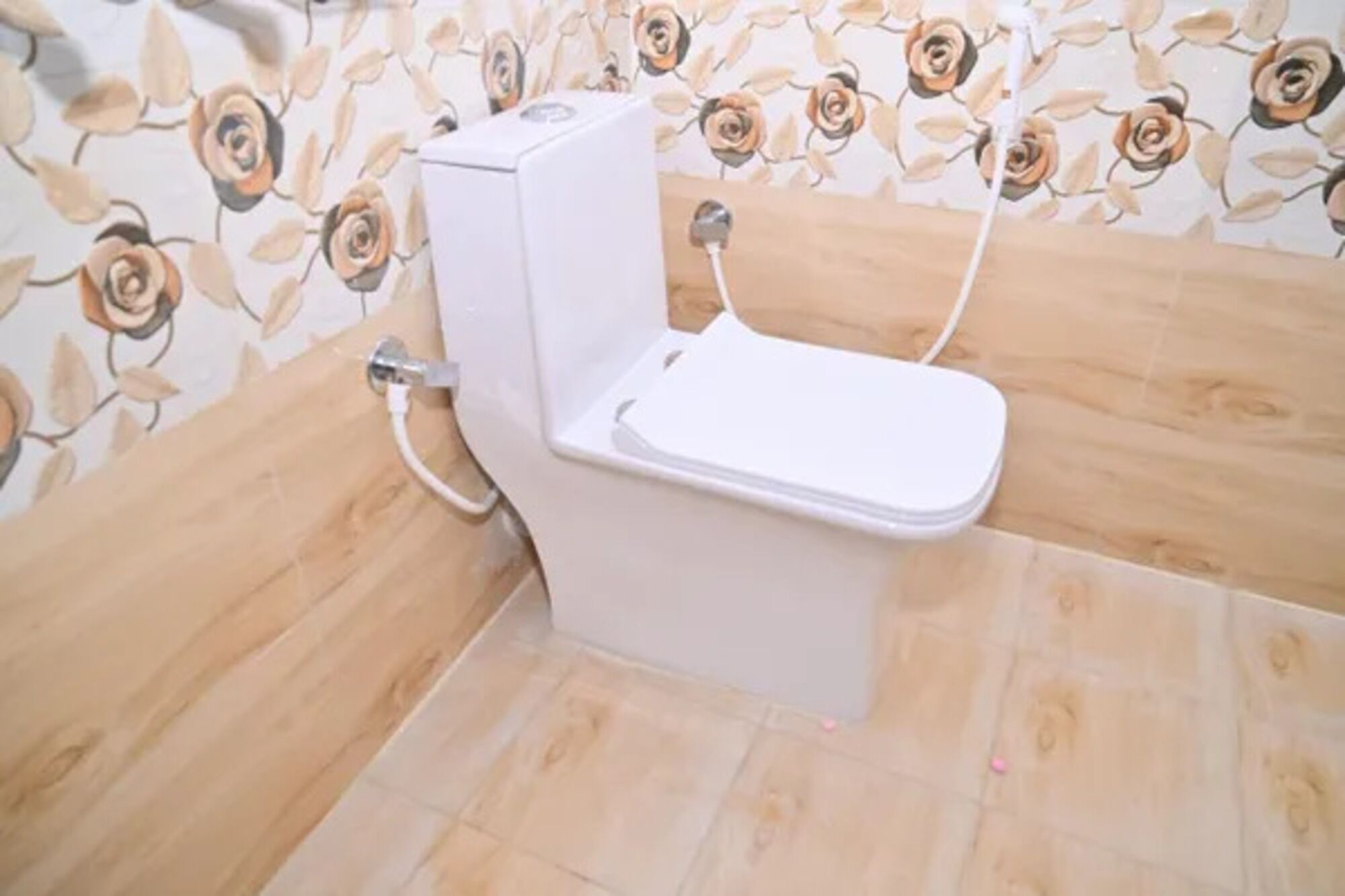 Quarto Deluxe | Casa de banho | Um polibã, um chuveiro fixo, artigos de higiene pessoal grátis 