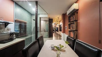 Minibar grátis, com decoração personalizada