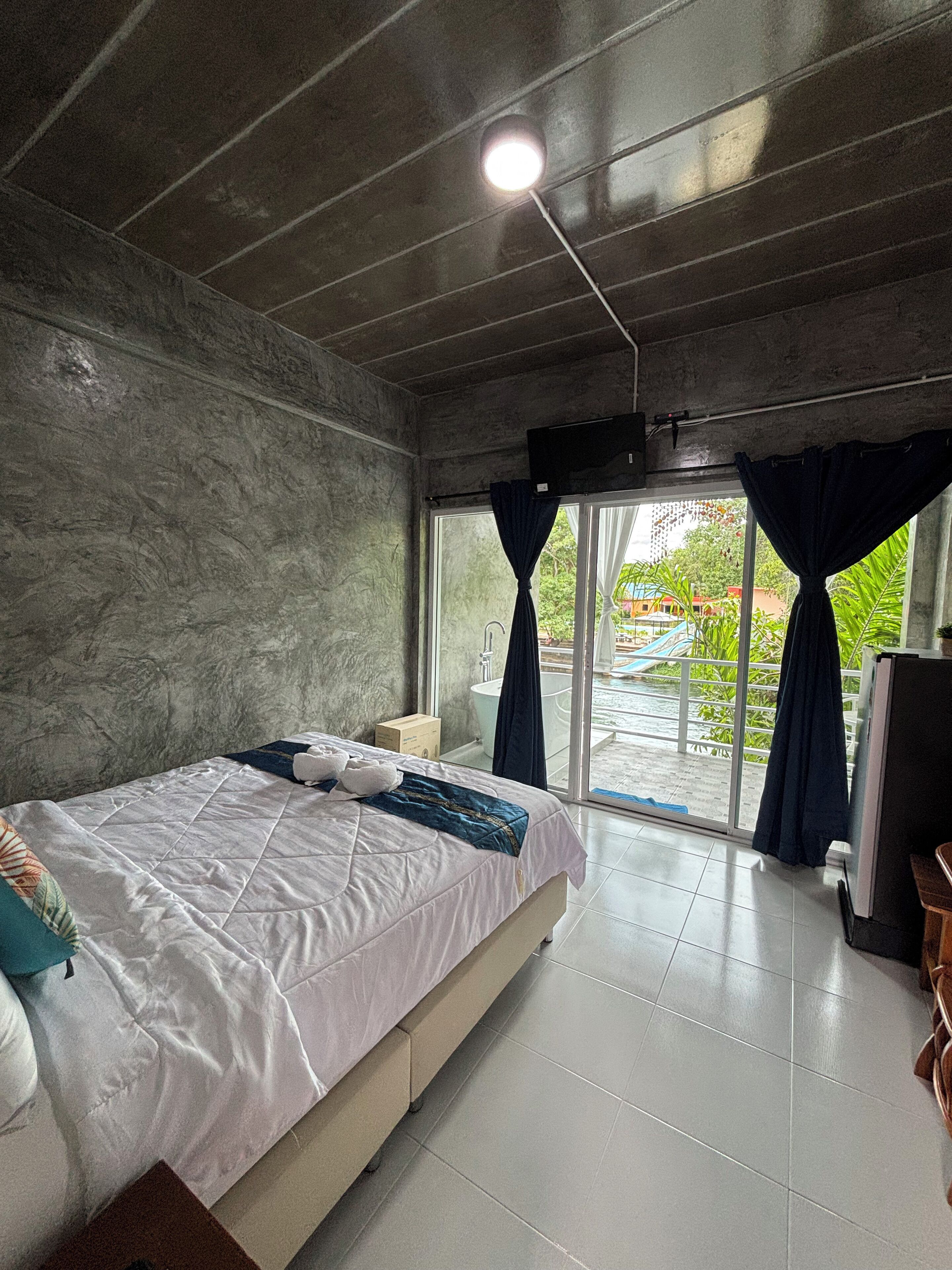 Grand Superior Riverfront | Cortinas blackout, Wi-Fi de cortesia, roupa de cama