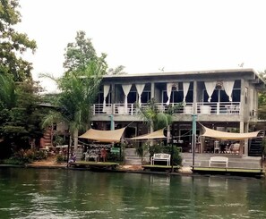 Grand Superior Riverfront | Cortinas blackout, Wi-Fi de cortesia, roupa de cama