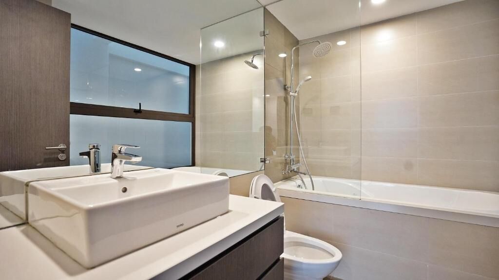 Apartamento superior, sacada, vista para a cidade | Banheiro | Chuveiro, produtos de toalete grátis, roupões de banho, toalhas de banho