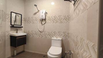 Quarto casal luxo, 1 cama King | Banheiro | Chuveiro, bidê, toalhas de banho