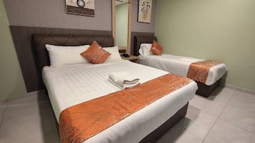 Quarto triplo standard, várias camas | Wi-Fi de cortesia