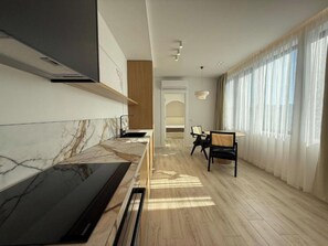 Apartamento, vista para a cidade | Cozinha privada | Chaleira elétrica, torradeira, mesas de jantar