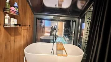 Apartamento, sacada, vista para a cidade | Banheiro | Chinelos, toalhas de banho