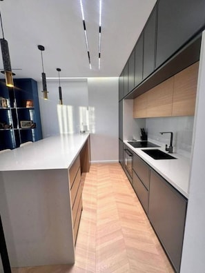 Apartamento, sacada, vista para a cidade | Cozinha privada | Cafeteira/chaleira, chaleira elétrica, torradeira