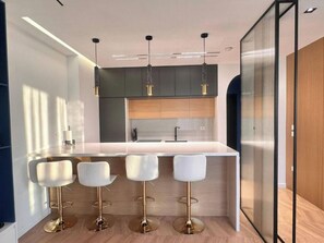 Apartamento, sacada, vista para a cidade | Área de estar | TV de tela plana 32 polegadas com canais via satélite