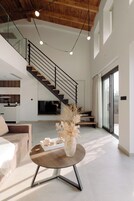 Suite de Luxo, 2 quartos | Sala de estar | Televisor 