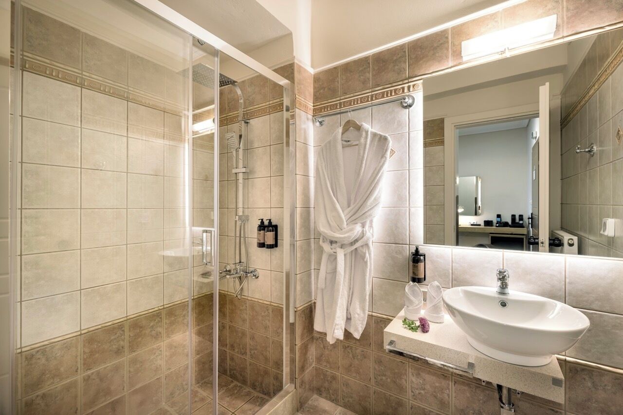 Quarto, varanda, vista para o lago | Casa de banho | Um polibã, um secador de cabelo, chinelos, toalhas fornecidas 