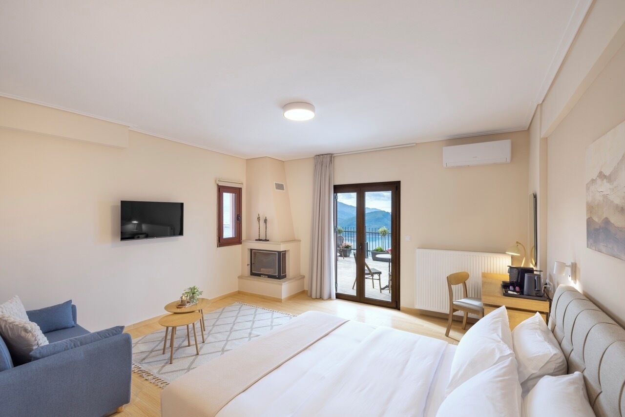 Quarto luxo, vista para o lago | Cofres nos quartos, escrivaninha, espaço de trabalho para notebook