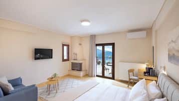 Quarto luxo, vista para o lago | Cofres nos quartos, escrivaninha, espaço de trabalho para notebook