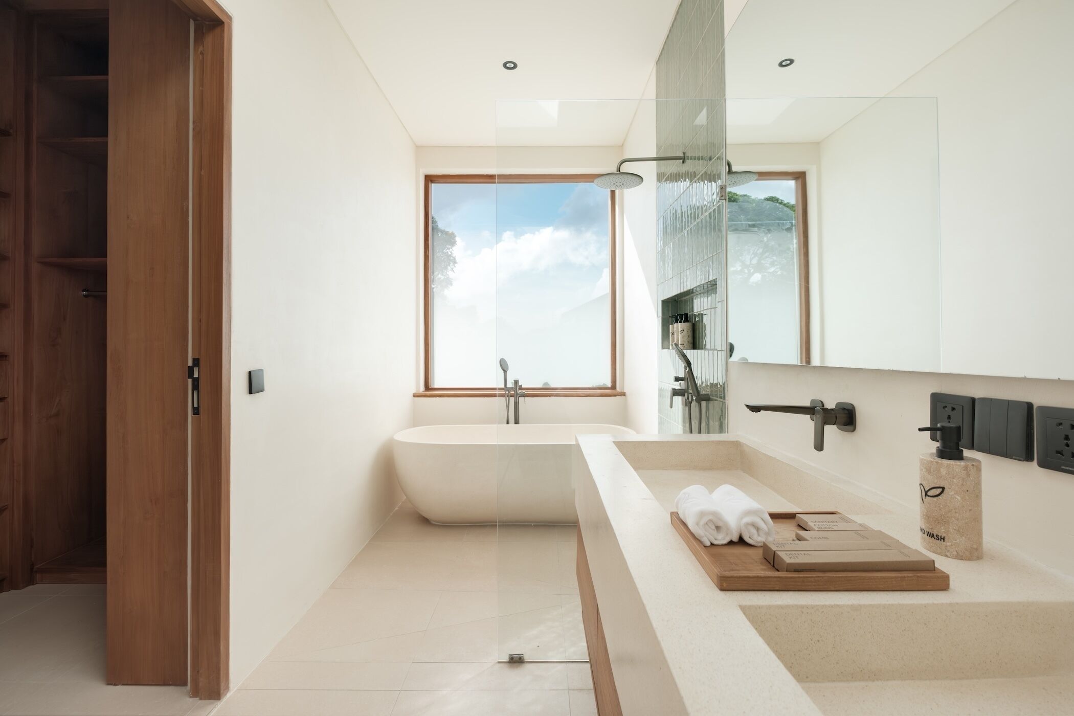 Vila, 5 quartos, piscina particular | Banheiro | Produtos de toalete grátis, secador de cabelo, roupões de banho 