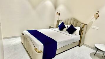 Quarto casal luxo, vista para a cidade | Escrivaninha, Wi-Fi de cortesia