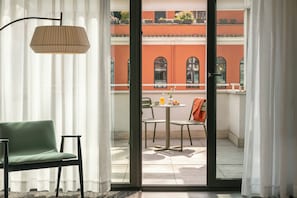 Quarto Duplo, varanda | Secretária, secretária adequada para computadores portáteis 