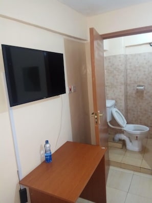 Quarto Duplo Standard, Vista para a cidade | Com decoração personalizada, com mobília individualizada, Wi-fi grátis 