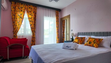 Quarto triplo, sacada, vista para o mar | Individualmente mobiliados, Wi-Fi de cortesia