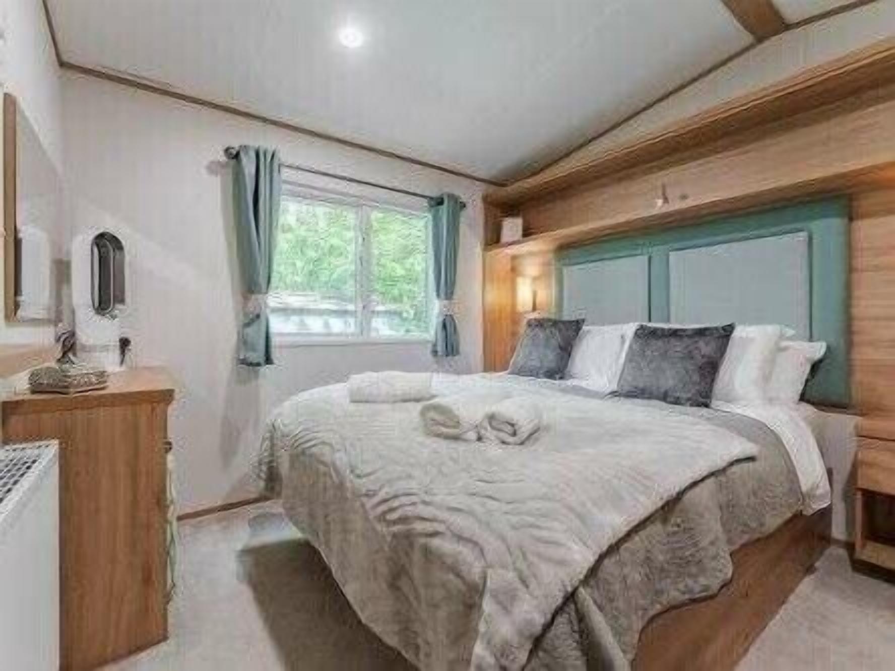 2 quartos, com decoração personalizada, com mobília individualizada 