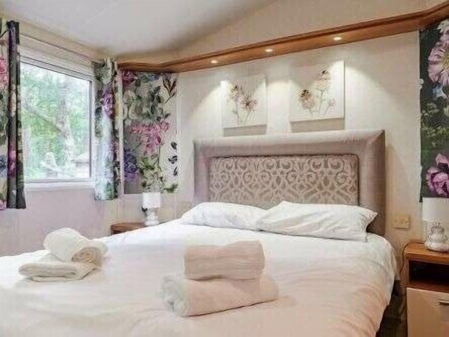 2 quartos, com decoração personalizada, com mobília individualizada 