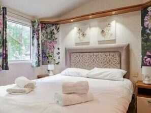 2 quartos, com decoração personalizada, com mobília individualizada 