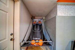 Cabine, várias camas, banheira de hidromassagem grande, vista para a montanha (Buck Valley Lodge) | Interior